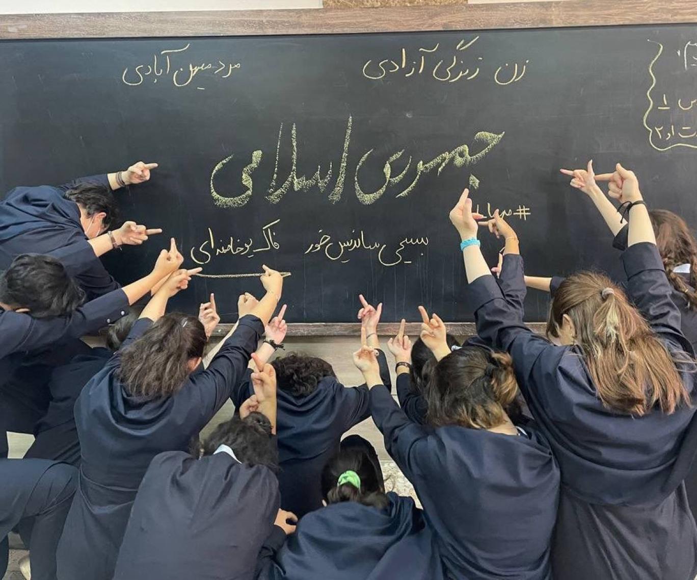 تاکید وزیر آموزش و پرورش بر اجرای «تفکیک جنسیتی در کتاب‌های درسی دانش